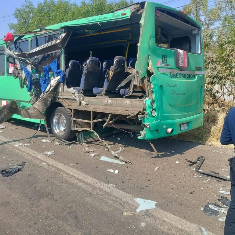 Choque Entre Camión De Carga Y Camión De Pasajeros Deja 14 Heridos En